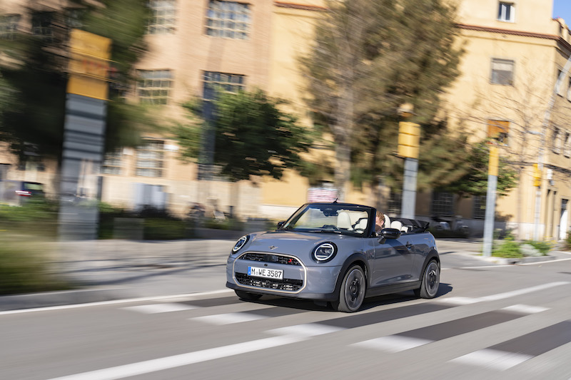 El MINI Cooper S Cabrio conquista Barcelona con la llegada de la ...